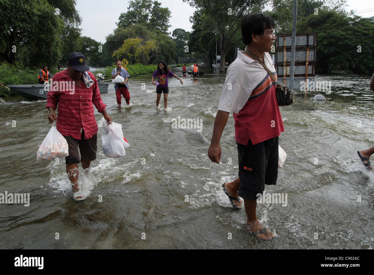 People wading flood hi-res stock photography and images - Alamy