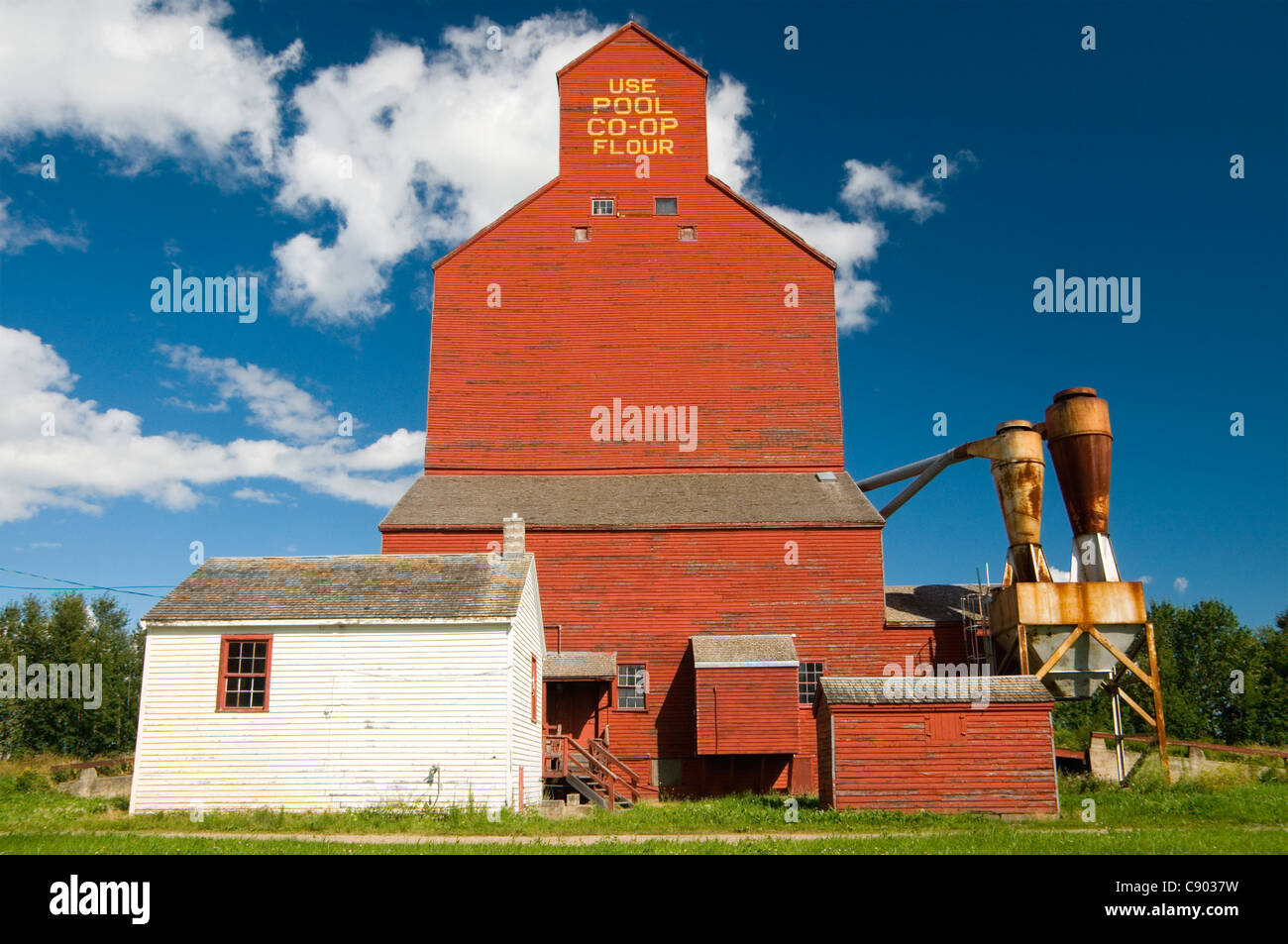 Saskatchewan wheat pool grain elevator hi-res stock photography and ...