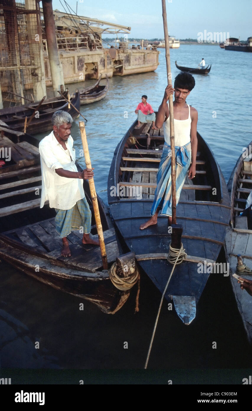 Boatmen. Dhaka. Bangladesh Stock Photo - Alamy