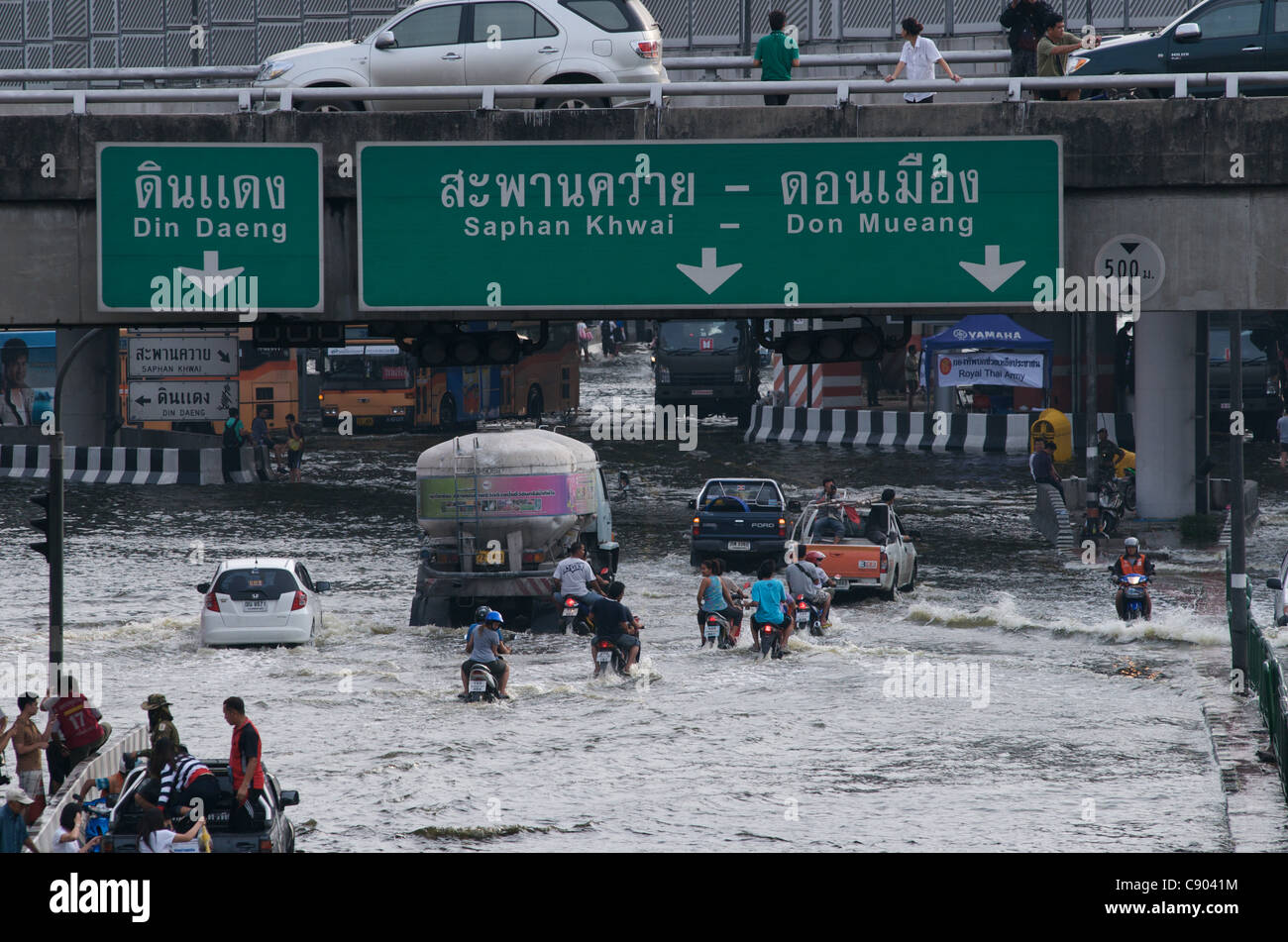 Floods create chaos in downtown Bangkok traffic. Lat Phrao, Bangkok ...