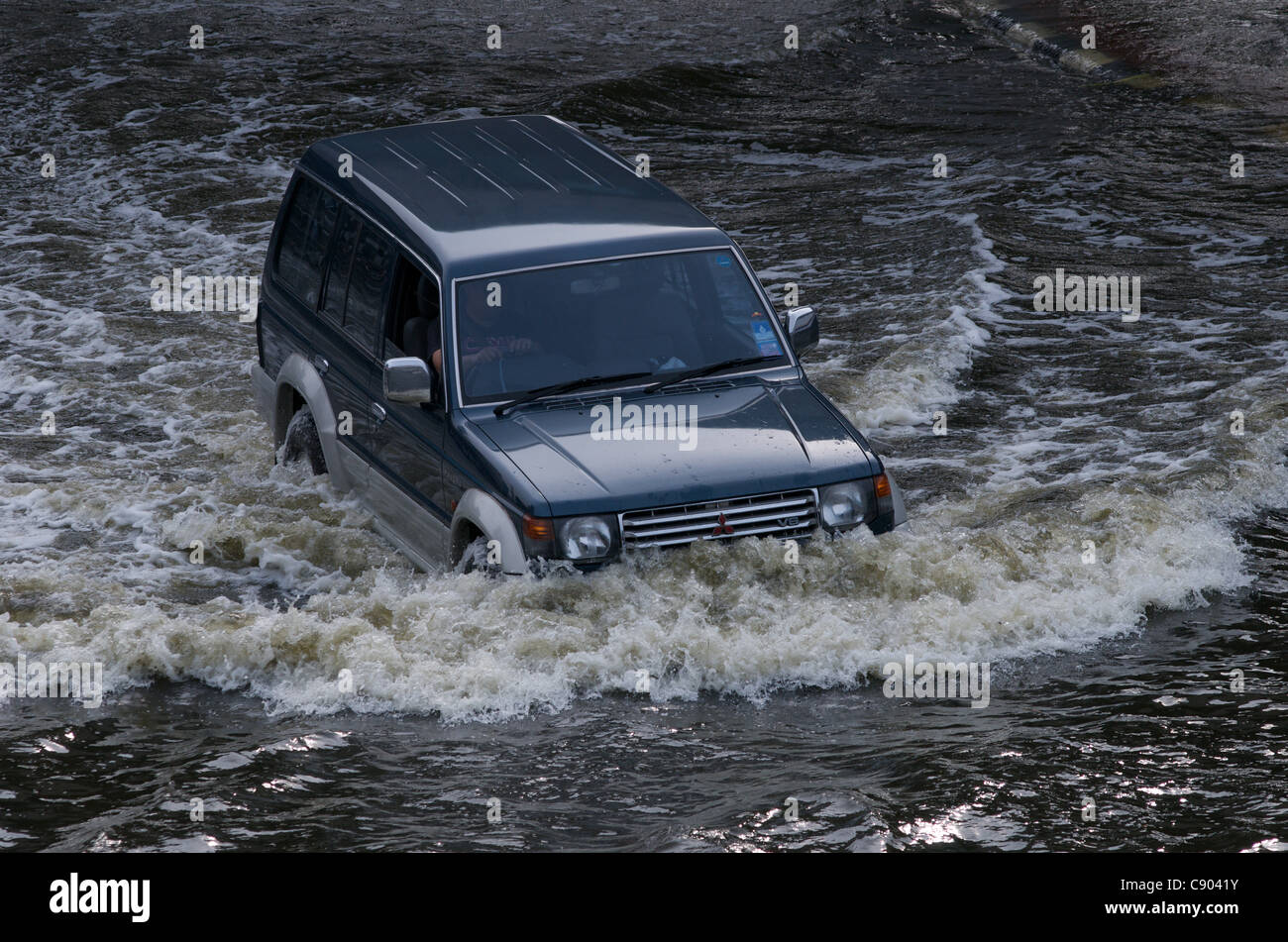 Suv in flooded road hi-res stock photography and images - Alamy