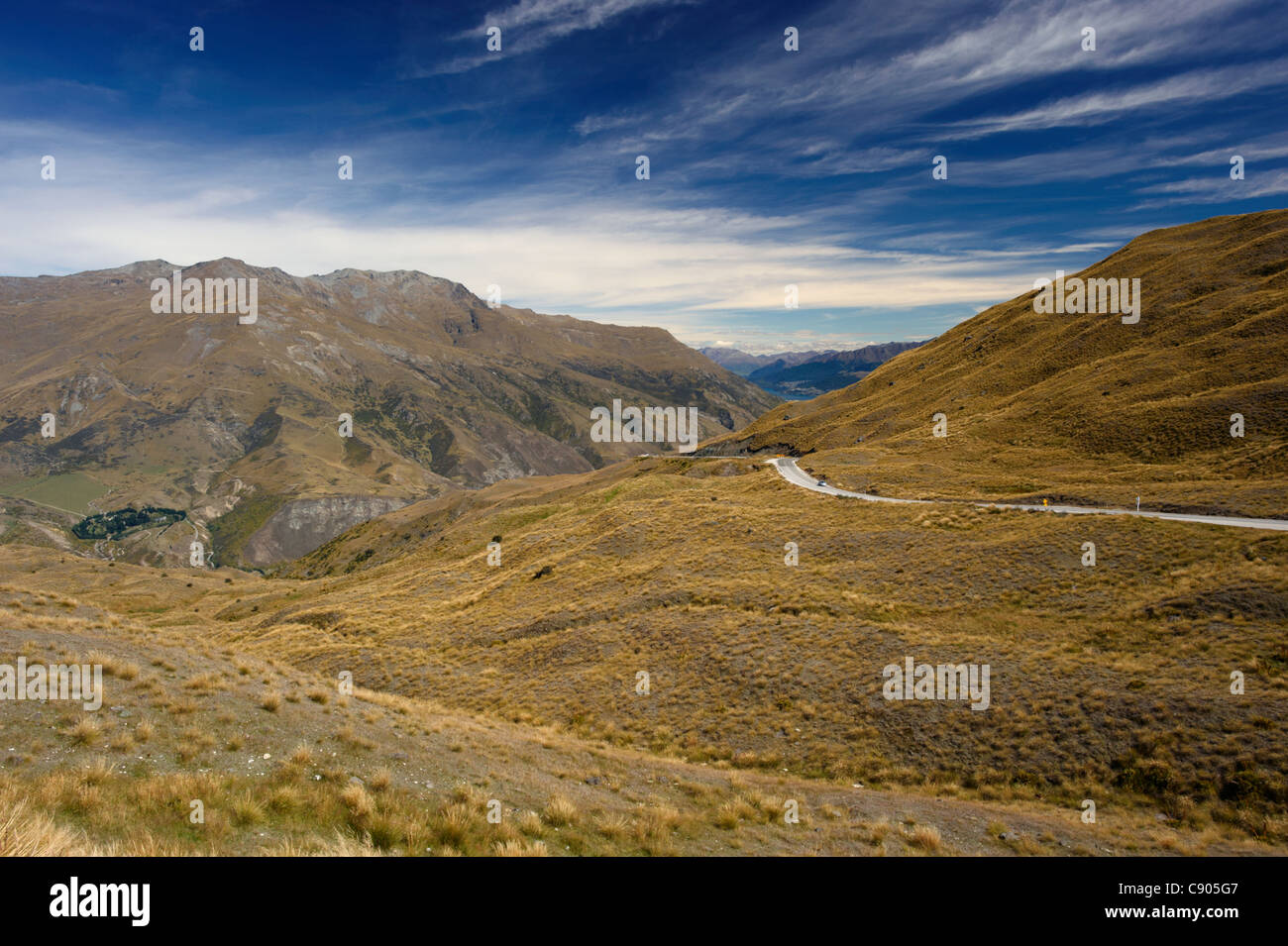 Crown Range Road to Queenstown from Crown Range Summit, Otago, South ...