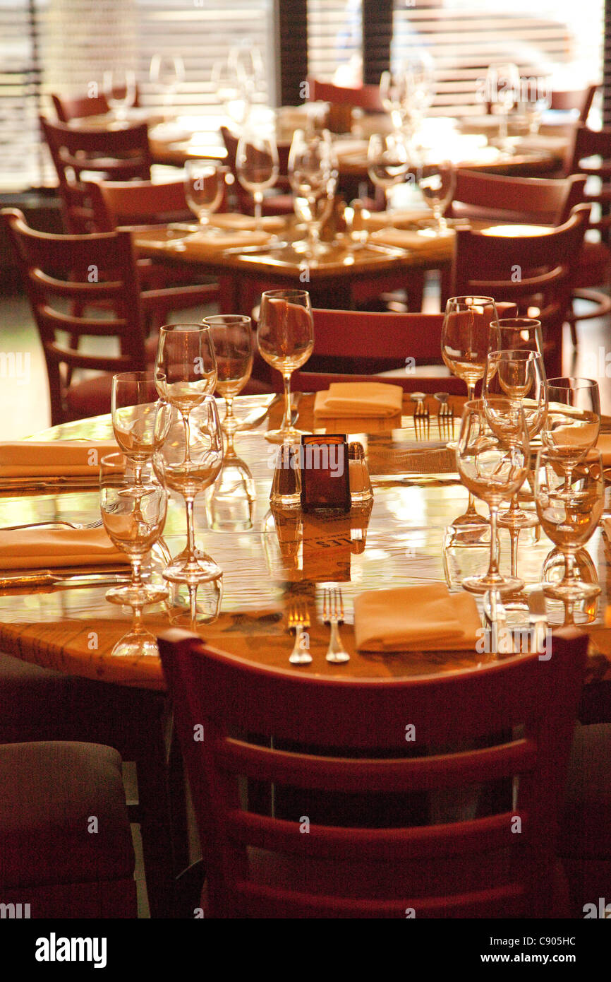 restaurant table setting Stock Photo - Alamy