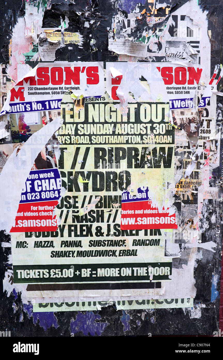 Old notice board hi-res stock photography and images - Alamy