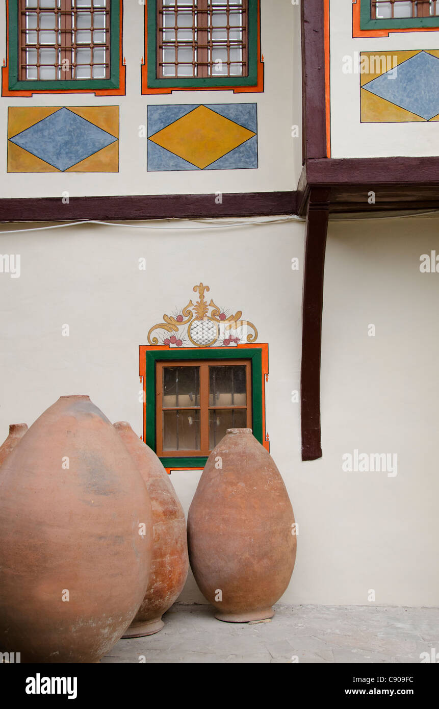 Medieval islamic pottery hi-res stock photography and images - Alamy