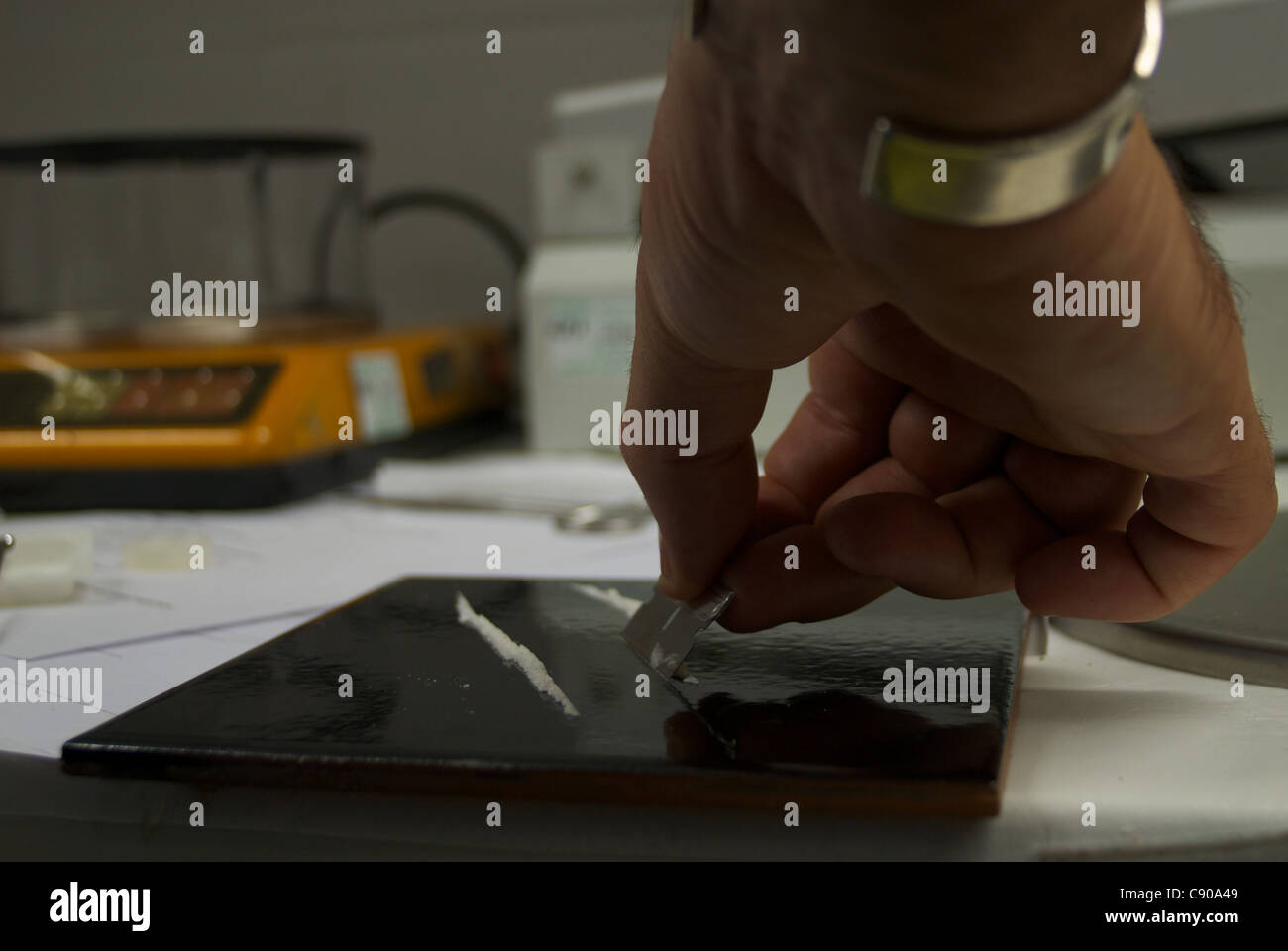 Cutting Drugs Stock Photos & Cutting Drugs Stock Images - Alamy