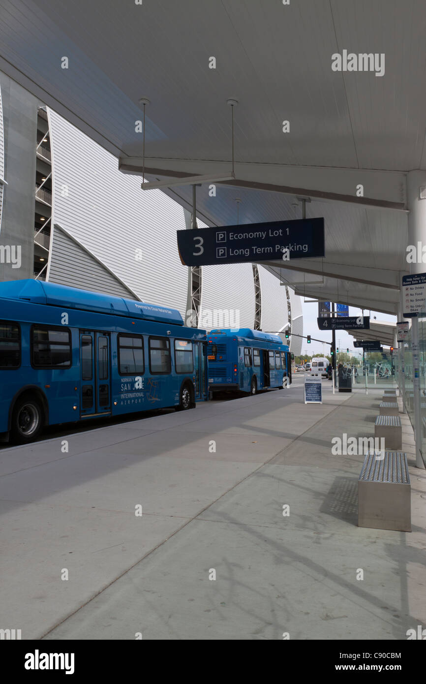 Airport shuttle hi-res stock photography and images - Alamy