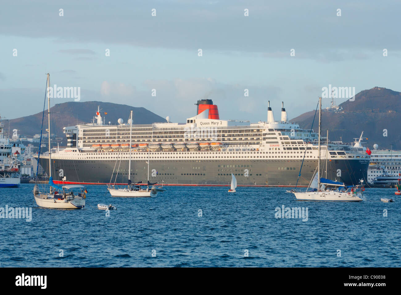Queen Mary 2 cruise ship leaving Las Palmas on Gran Canaria, Canary ...