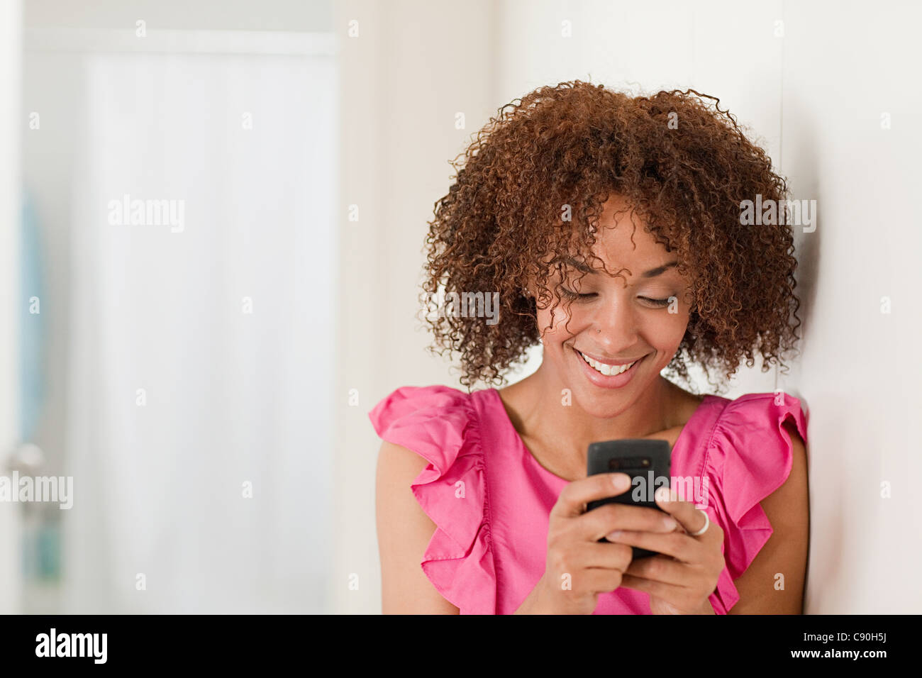 Woman texting on smartphone Stock Photo - Alamy