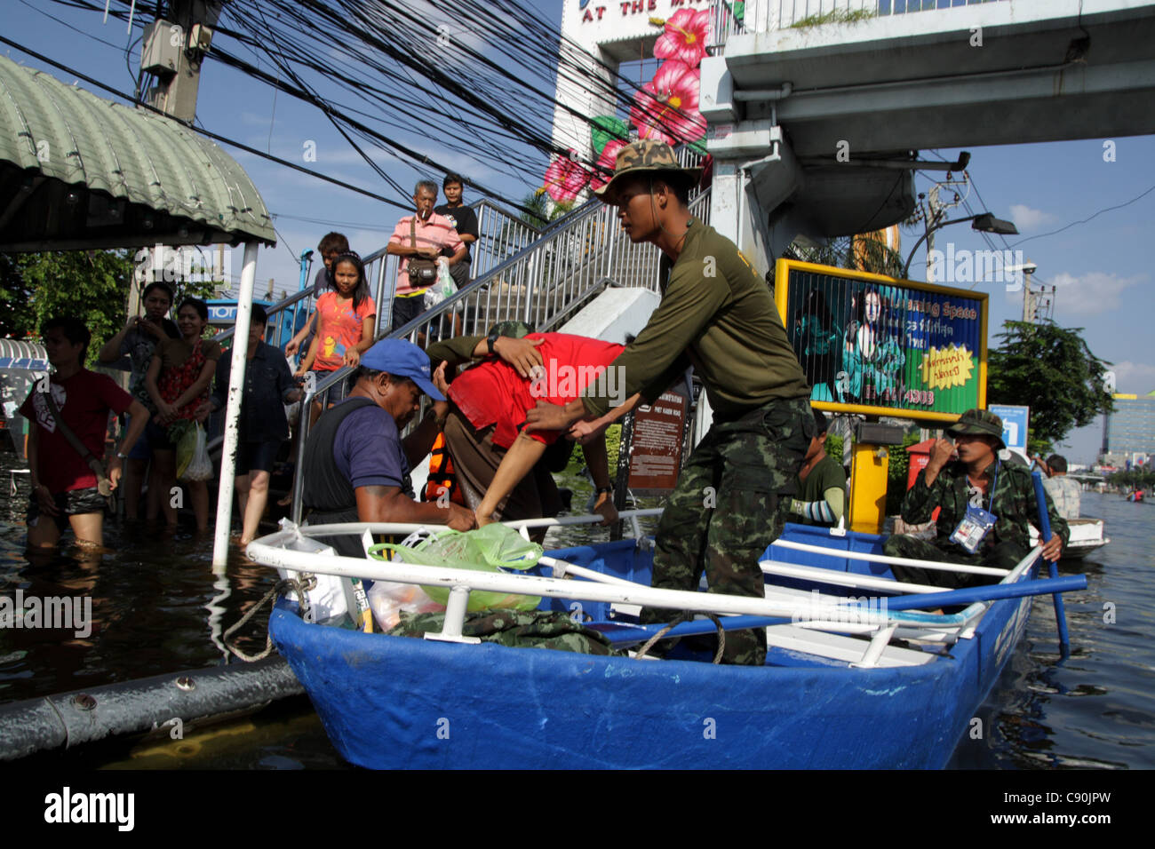 People helping in the bangkok flood hi-res stock photography and images ...