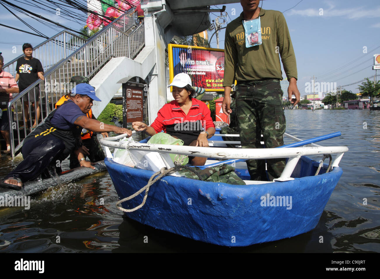 People helping in the bangkok flood hi-res stock photography and images ...