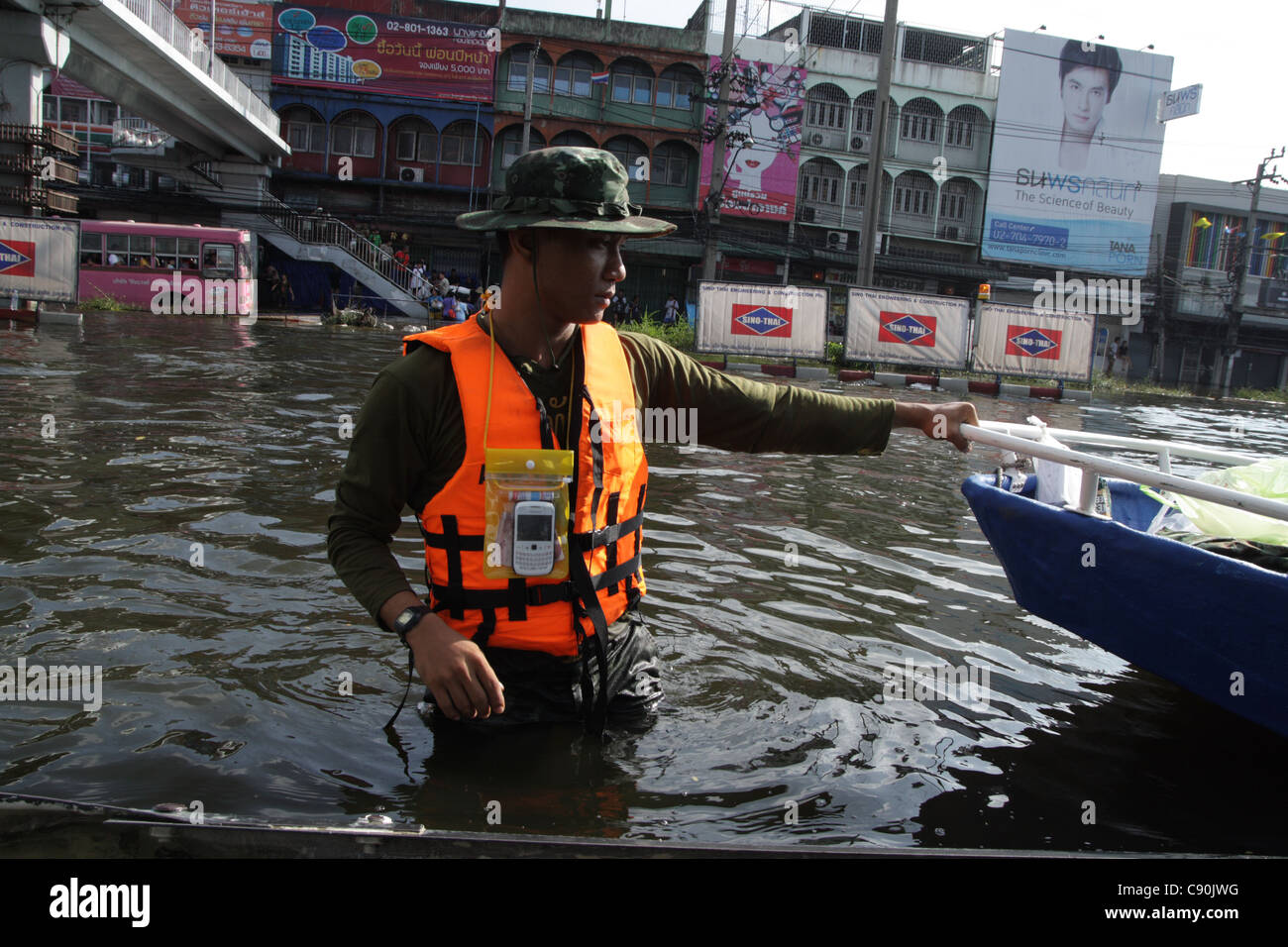 People helping in the bangkok flood hi-res stock photography and images ...