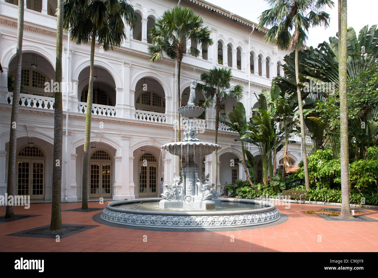 Raffles Hotel: courtyard Stock Photo - Alamy