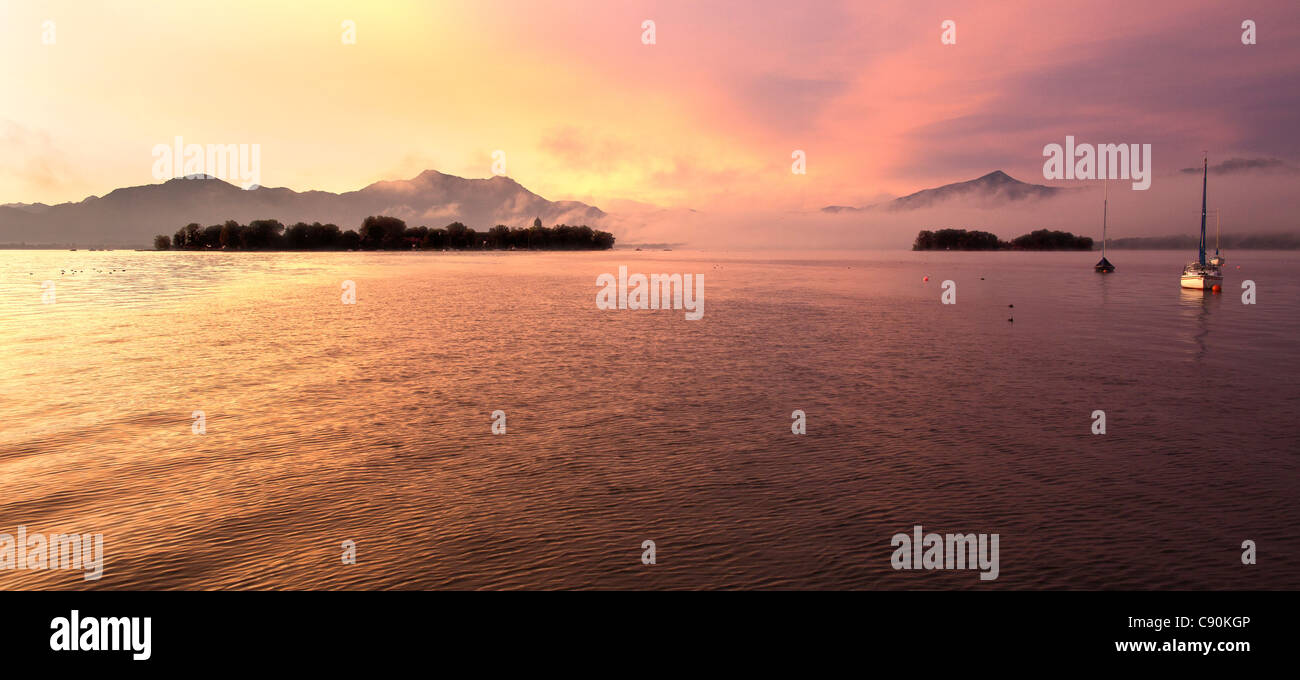 Morning mood in Gstadt with a view on Fraueninsel, Chiemsee, Chiemgau ...