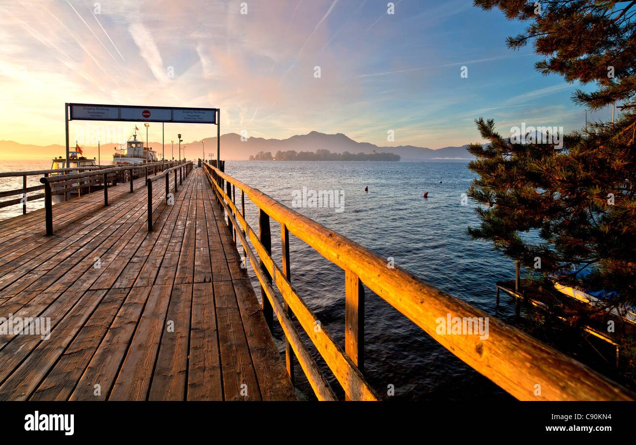 Morning mood in Gstadt with a view on Fraueninsel, Chiemsee, Chiemgau ...