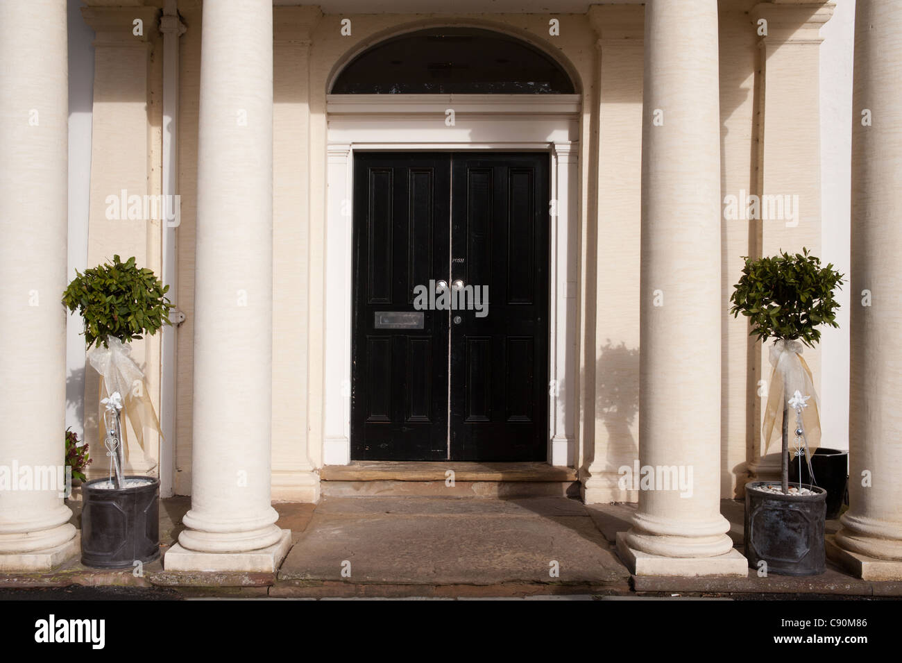 Front door with columns hi-res stock photography and images - Alamy