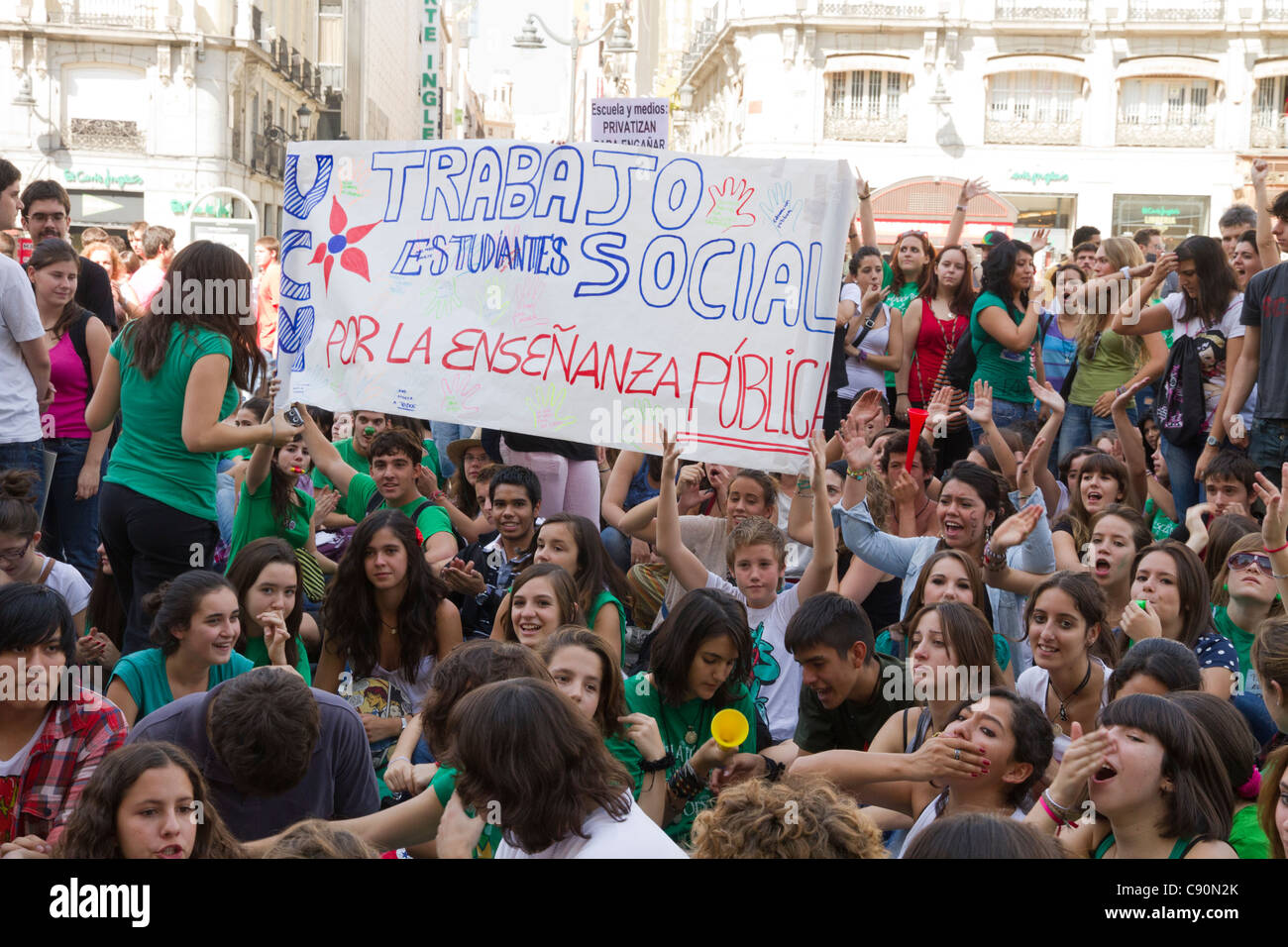 Crowd of students hi-res stock photography and images - Alamy