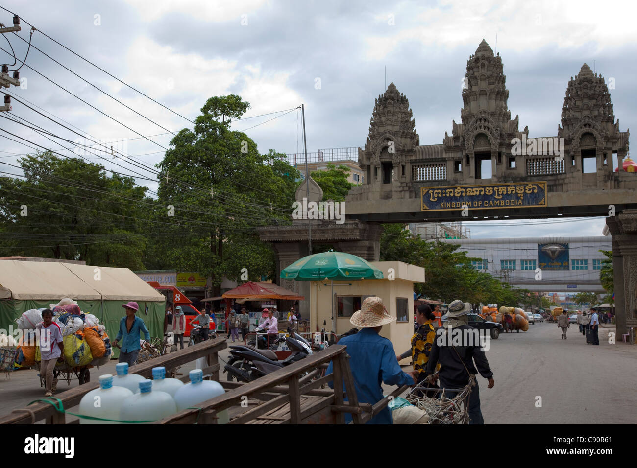 Border passing hi-res stock photography and images - Alamy