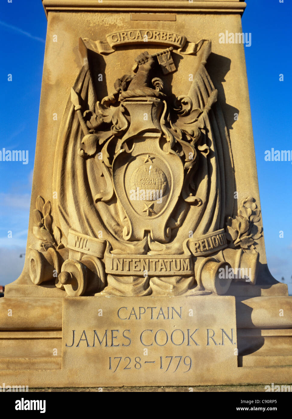 James cook statue whitby High Resolution Stock Photography and Images ...