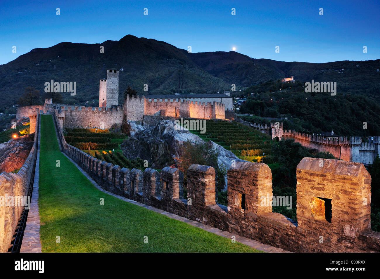 Parapet walk hi-res stock photography and images - Alamy