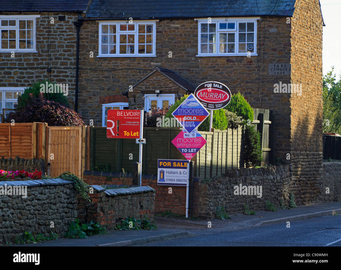 Houses for sale signs hi-res stock photography and images - Alamy