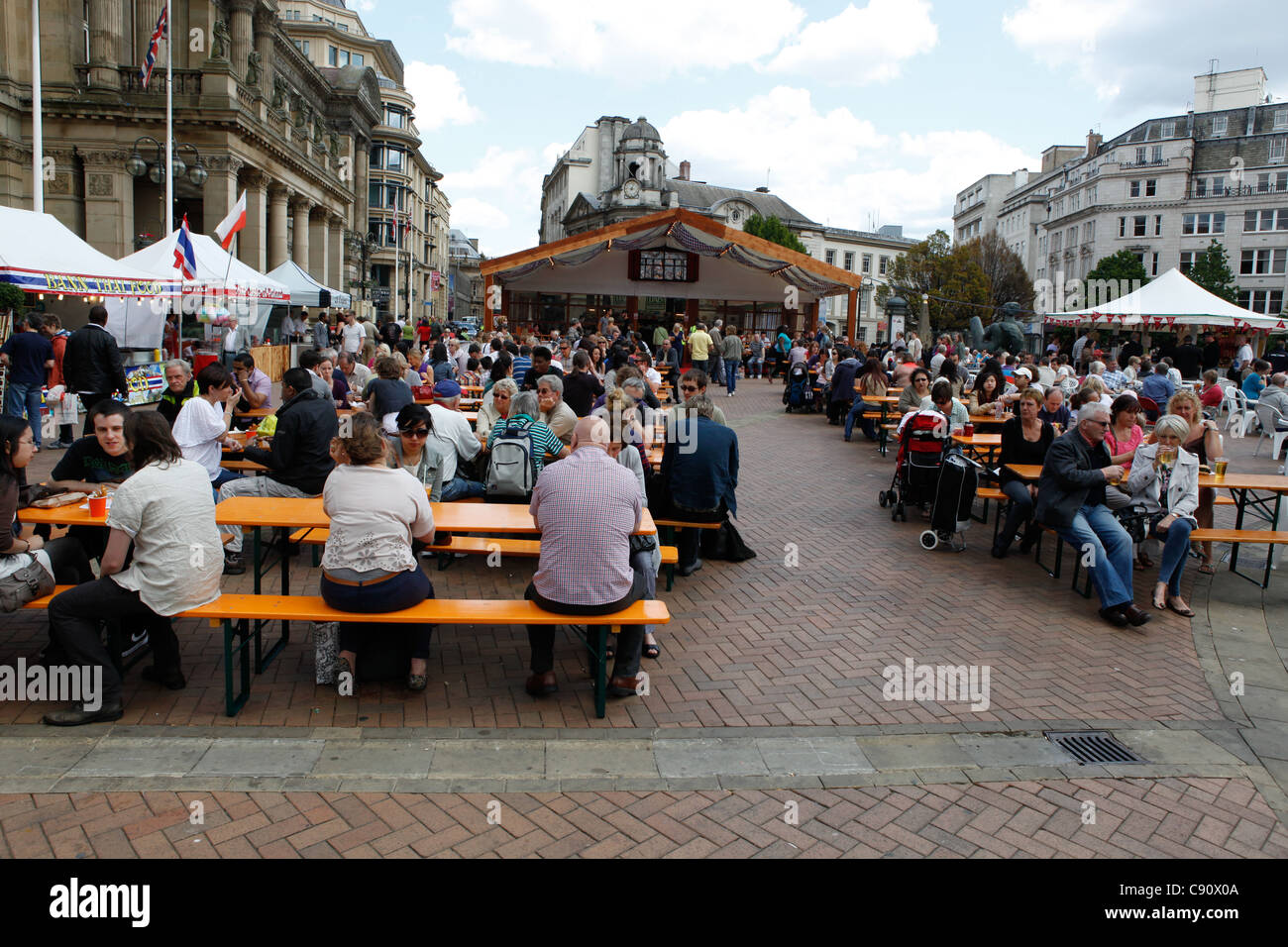 Crowds eating tables hi-res stock photography and images - Alamy