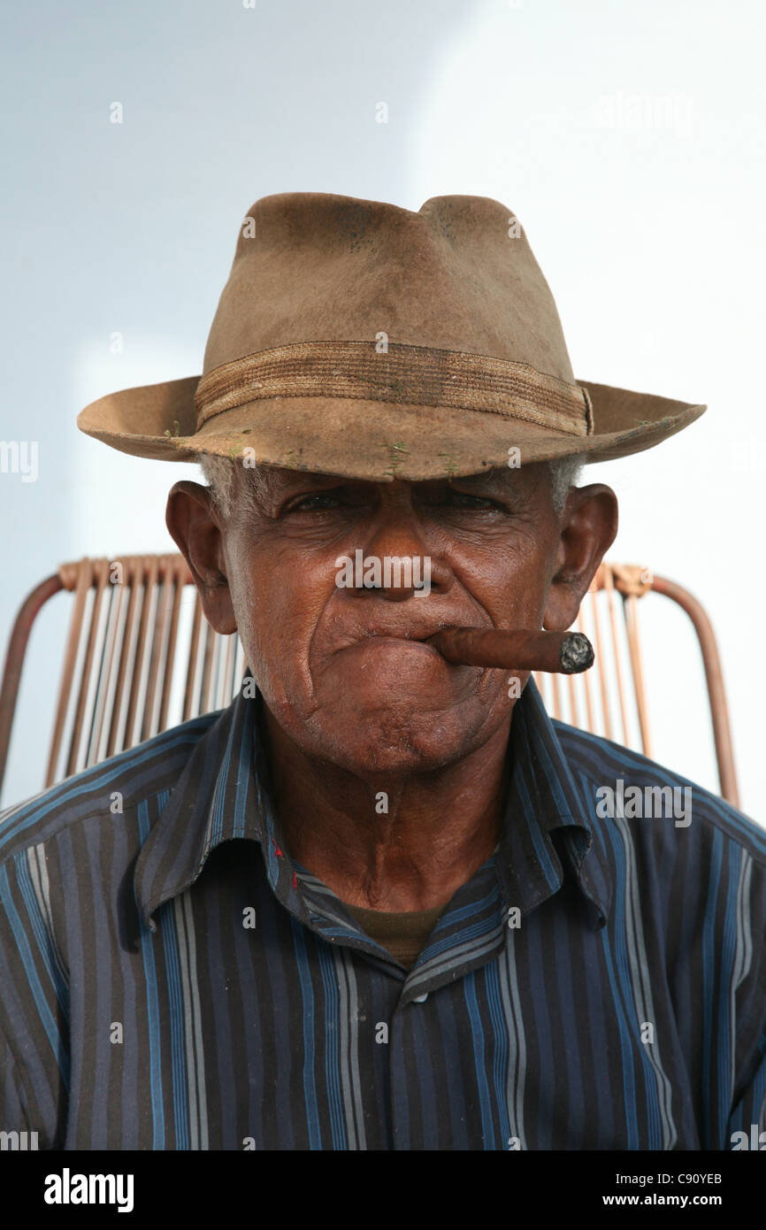 Cuba Cigar Smoke Stock Photos & Cuba Cigar Smoke Stock Images - Alamy