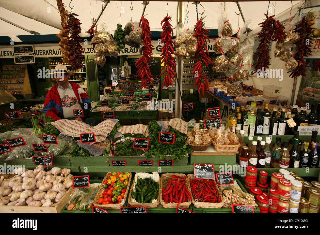Daily food market Viktualienmarkt in the centre of Munich, Germany ...