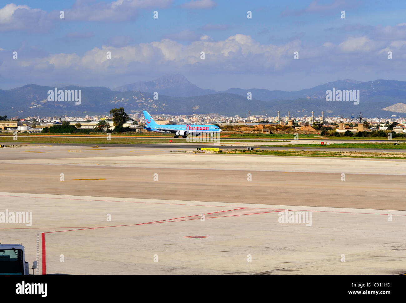 Thomson plane landing at Palma airport, mallorca Stock Photo - Alamy