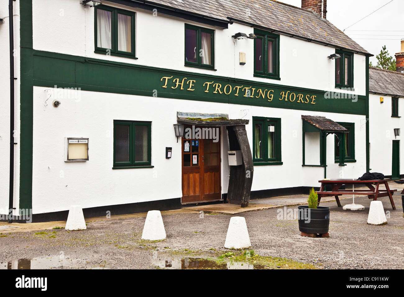 A typical English country pub in the Wiltshire village of Bushton near ...