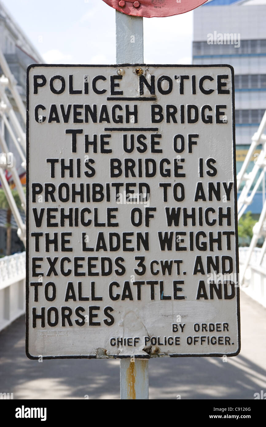 Singapore River: Cavenagh Bridge sign Stock Photo - Alamy