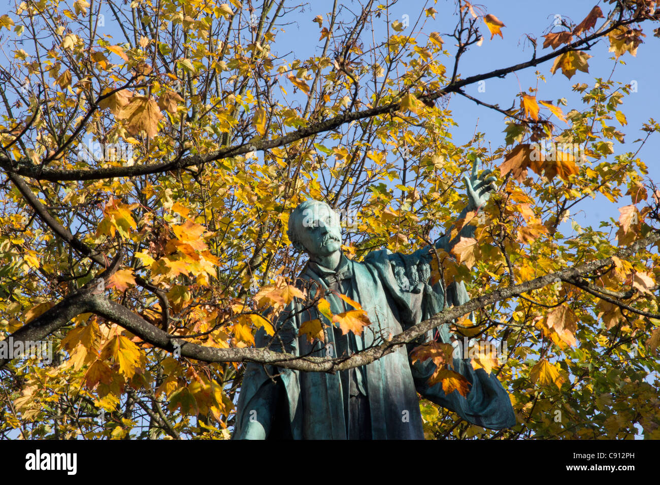 Statue of Thomas Edward Ellis (16 February 1859 – 5 April 1899), Bala ...