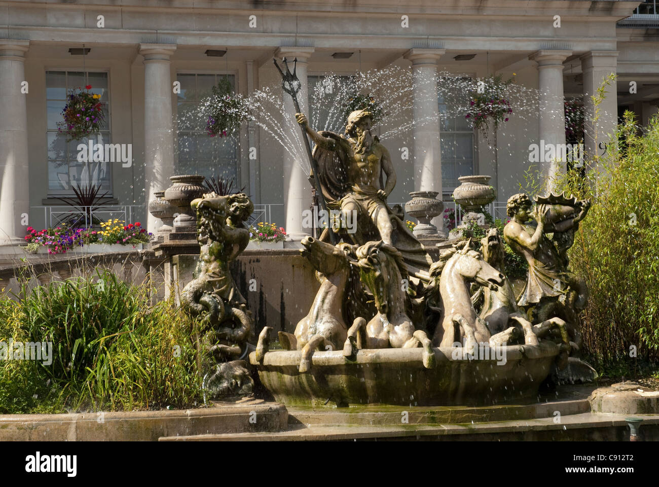 Statues in england hi-res stock photography and images - Alamy