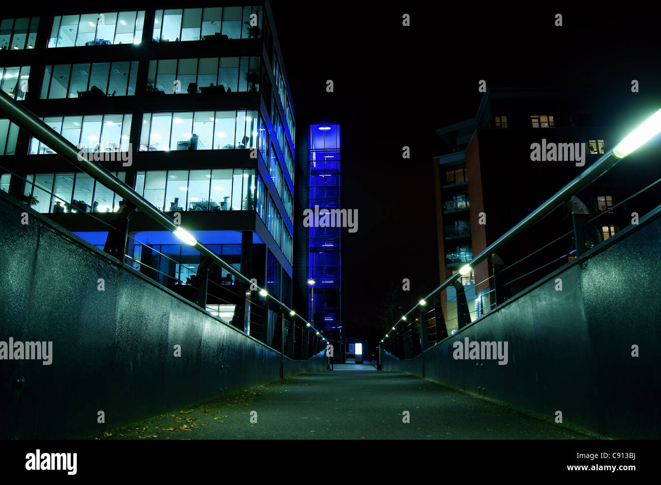Leeds bridge at night hi-res stock photography and images - Alamy