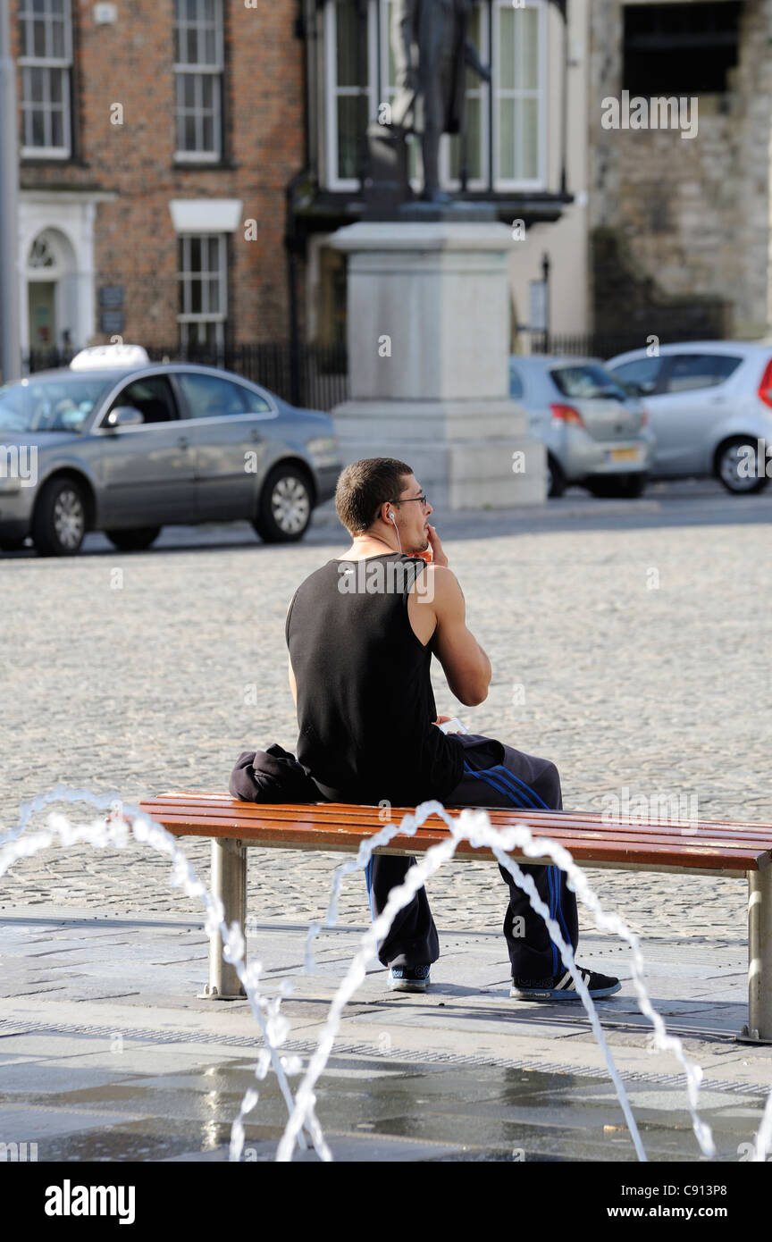 Smoking bench hi-res stock photography and images - Alamy