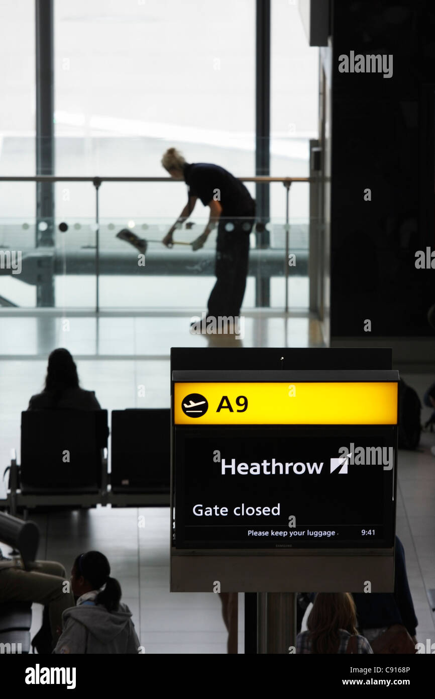 Sign airport terminal heathrow london hi-res stock photography and ...