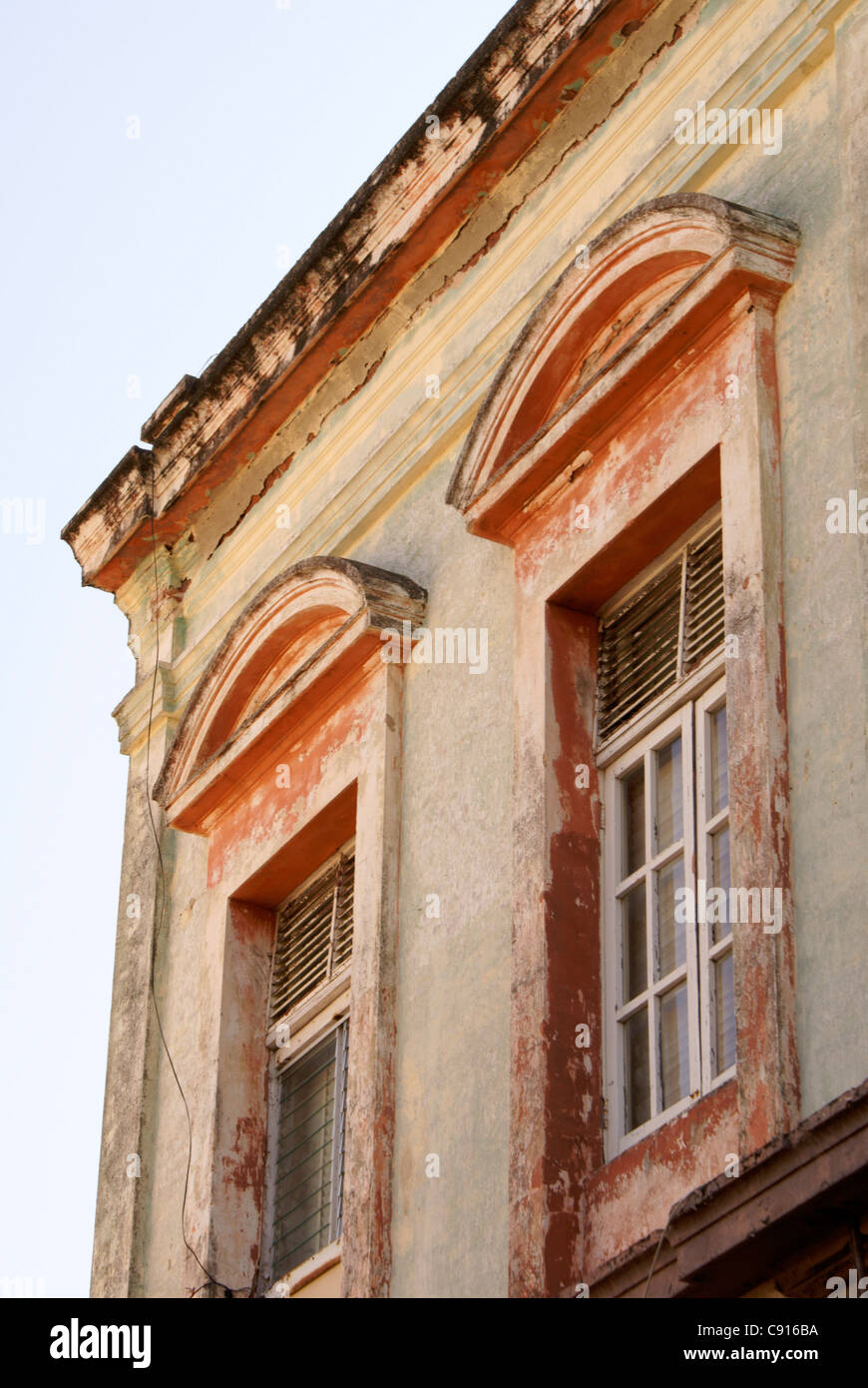 Old building architectural windows hi-res stock photography and images ...