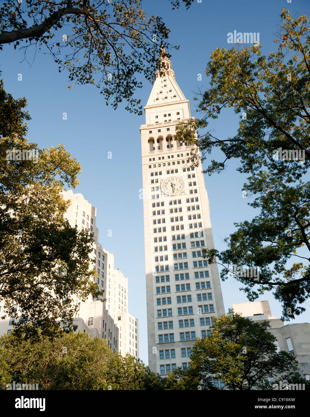 In 1909 the Metlife Tower was constructed near Madison Square park in ...