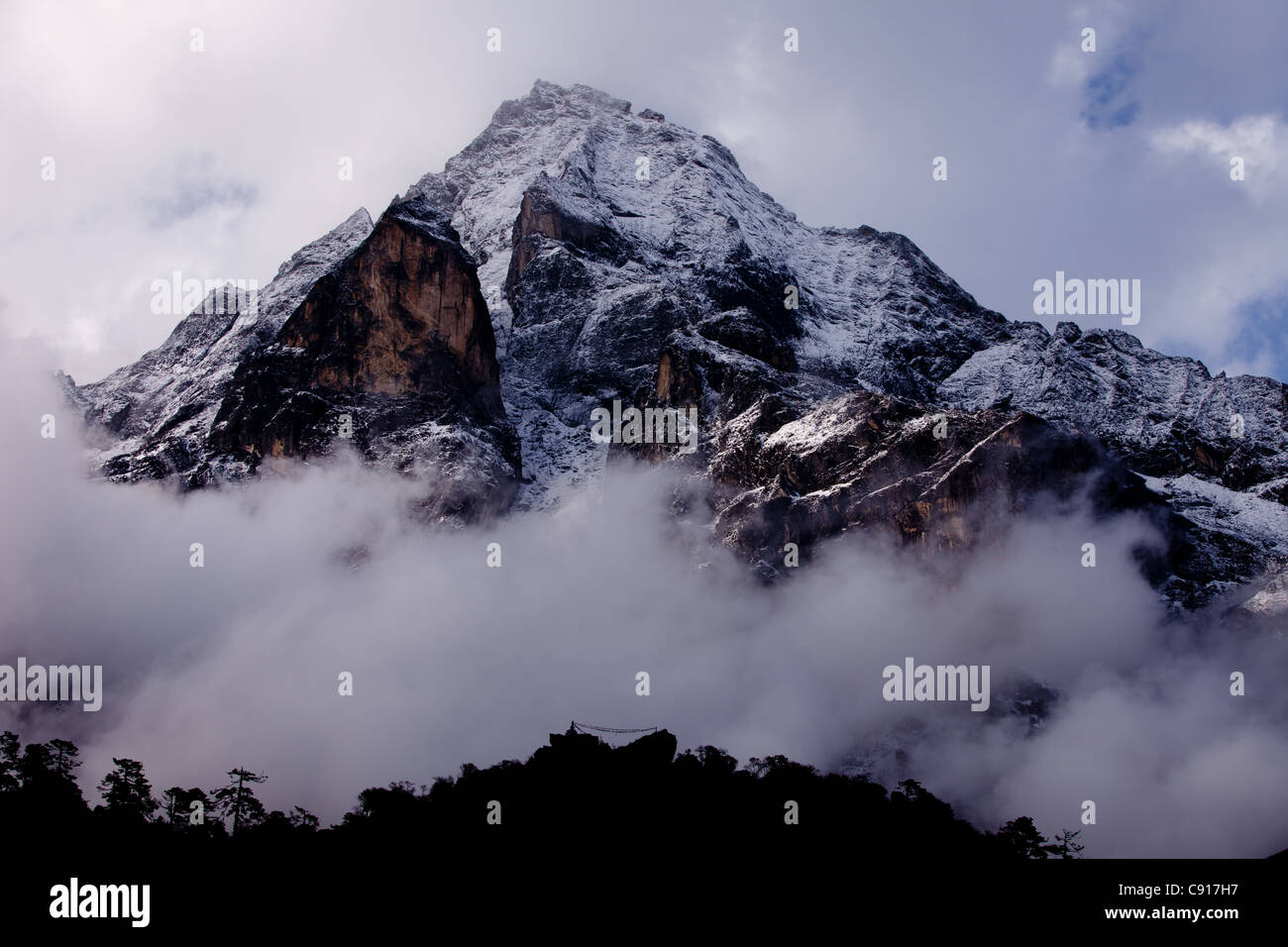 Mount khumbila hi-res stock photography and images - Alamy