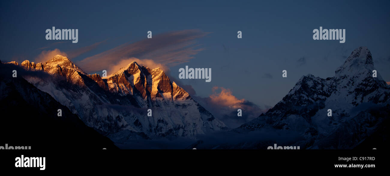 Mount everest at sunset hi-res stock photography and images - Alamy