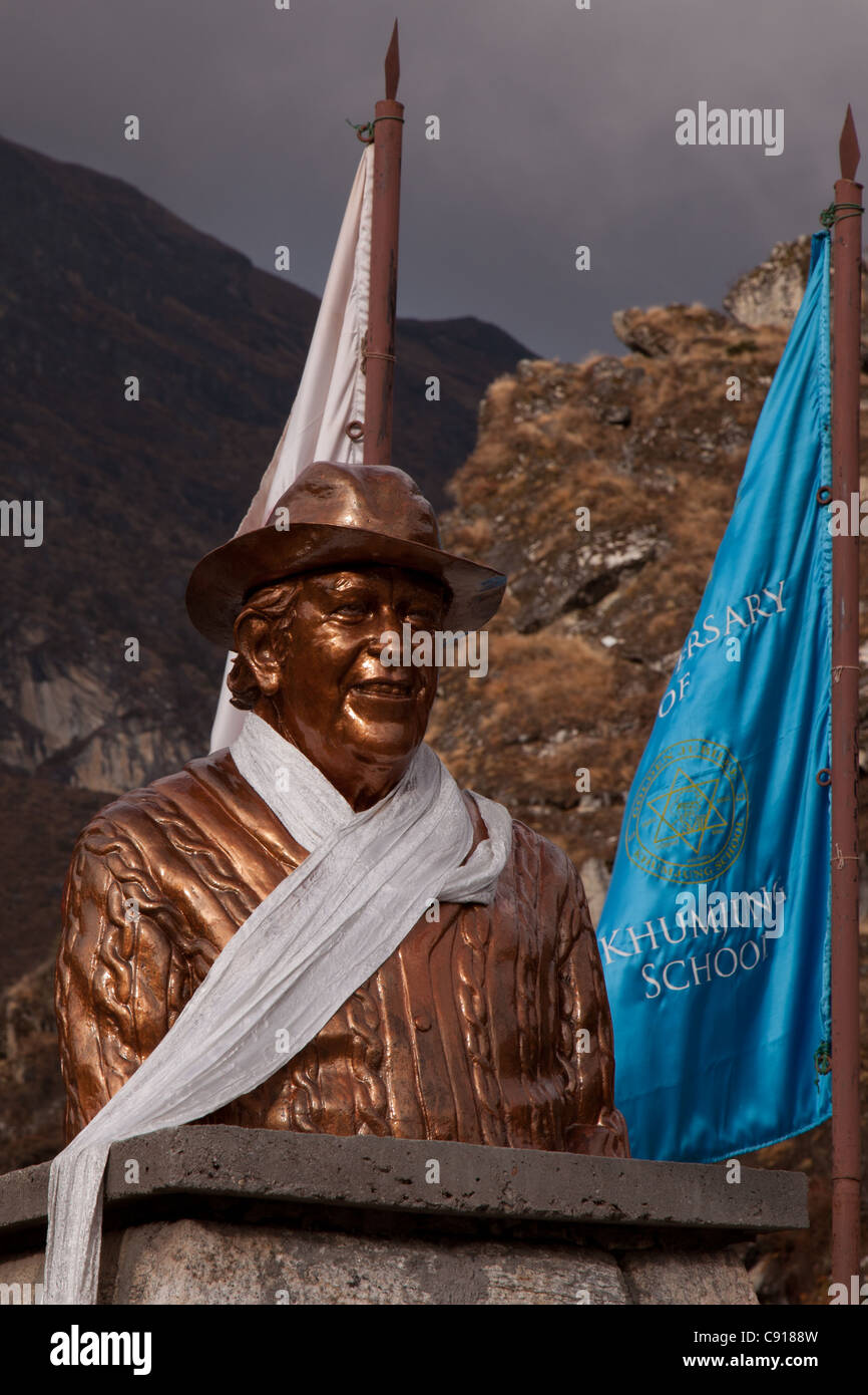 Hillary statue hi-res stock photography and images - Alamy