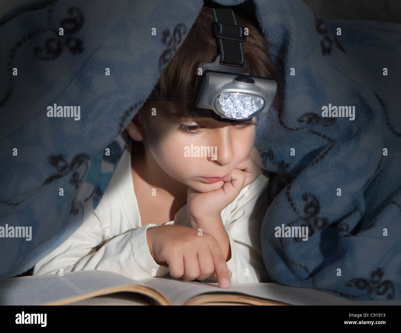 Reading under the lamp hi-res stock photography and images - Alamy