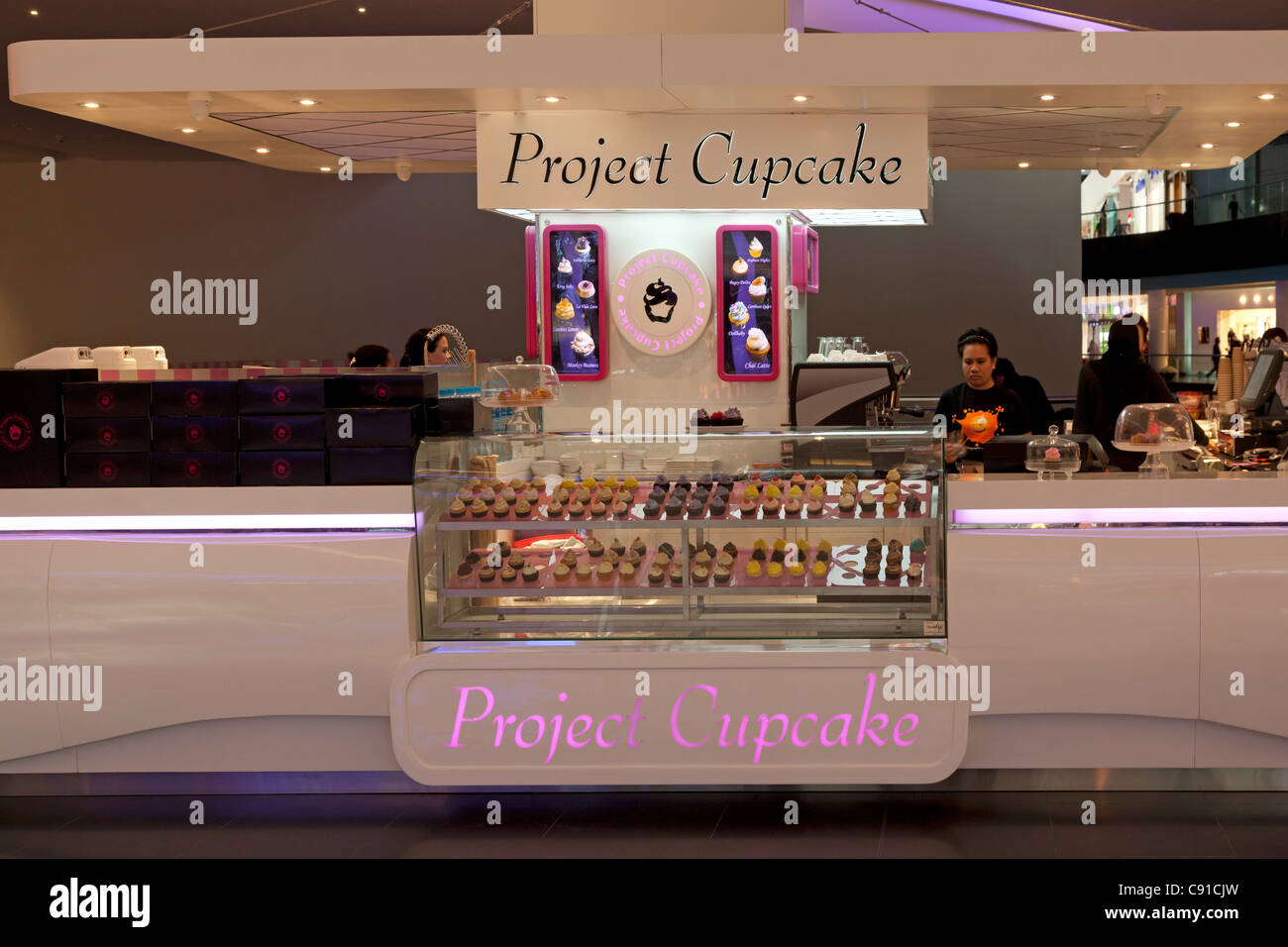 Shop in dubai hi-res stock photography and images - Alamy