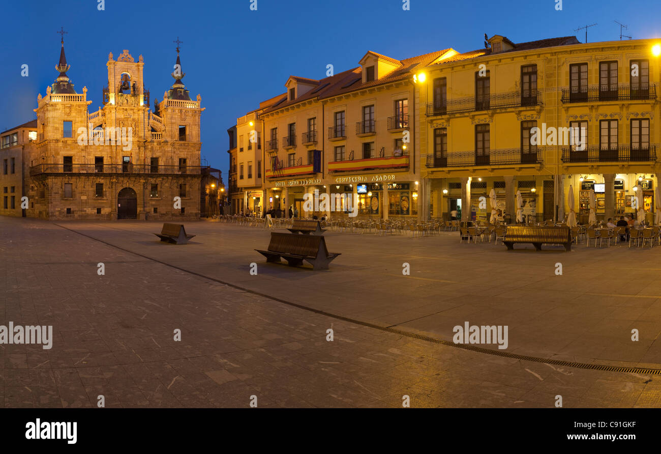 Main square and townhall in the evening Plaza Mayor Astorga Province of ...