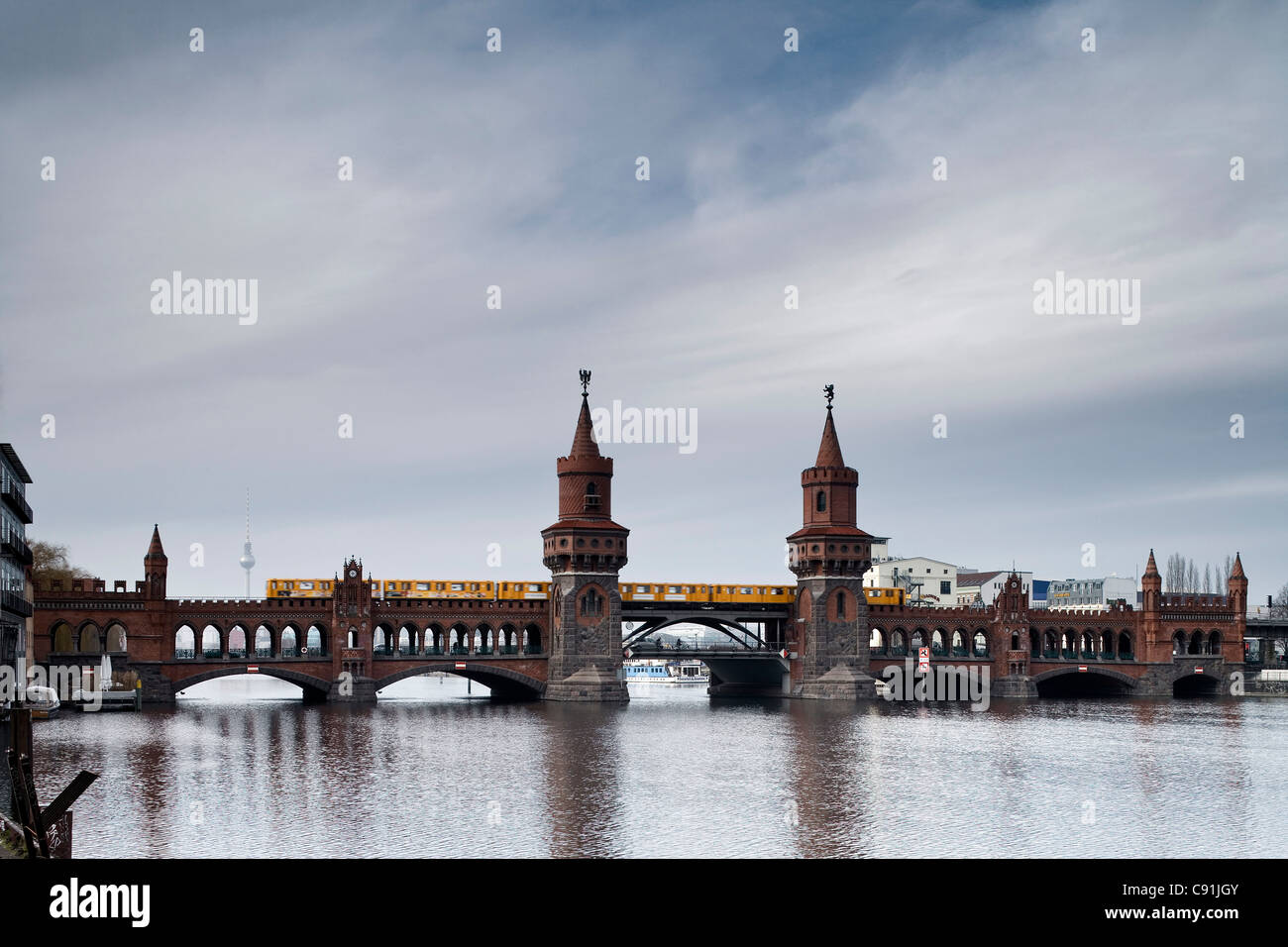 Oberbaumbruecke Oberbaum bridge is a former border crossing between ...