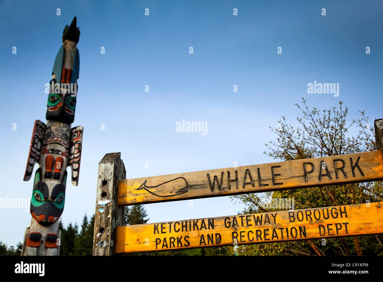 Whale totem pole hi-res stock photography and images - Alamy