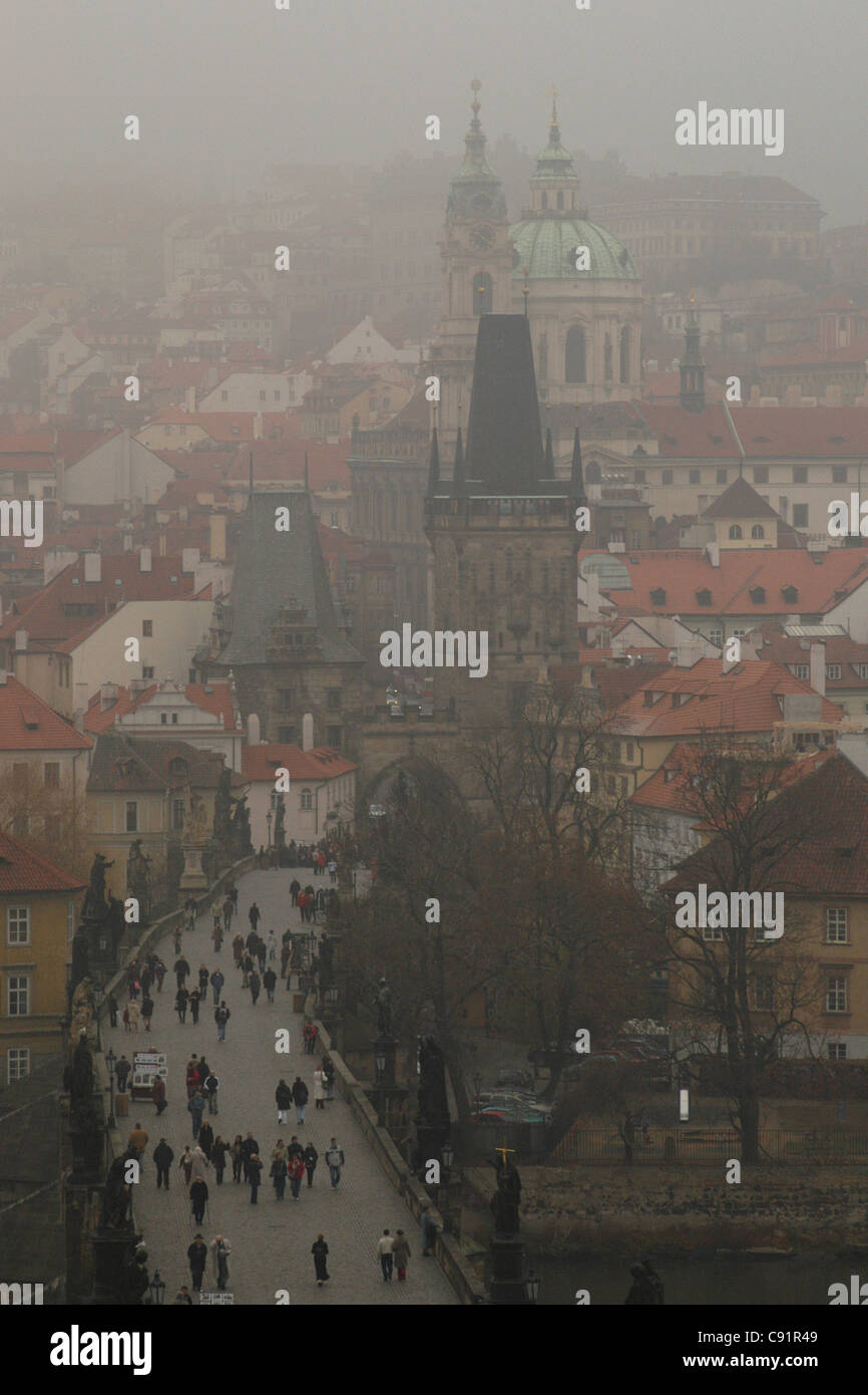 Morning fog over the Charles Bridge in Prague, Czech Republic Stock ...