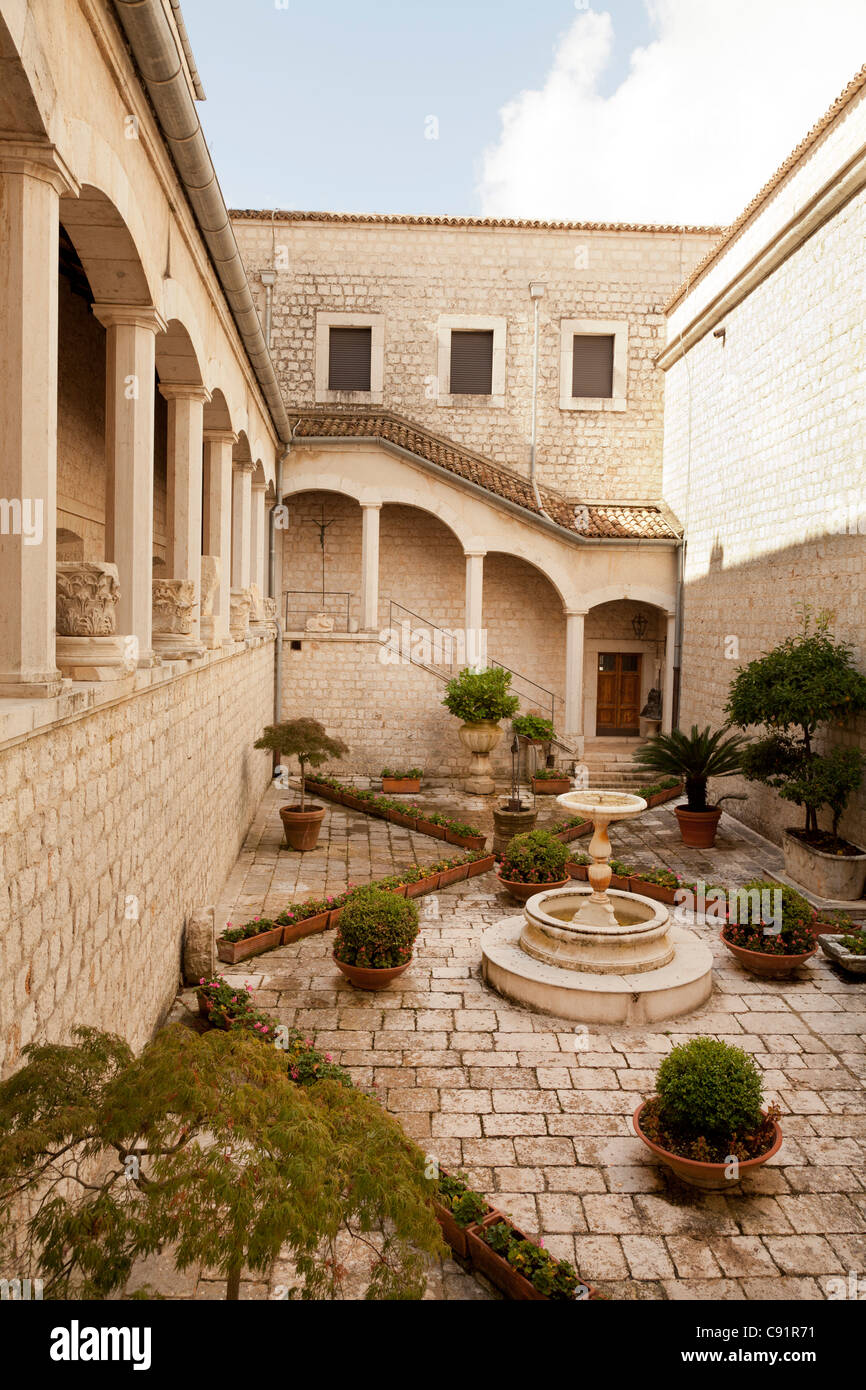Abbey courtyard hi-res stock photography and images - Alamy