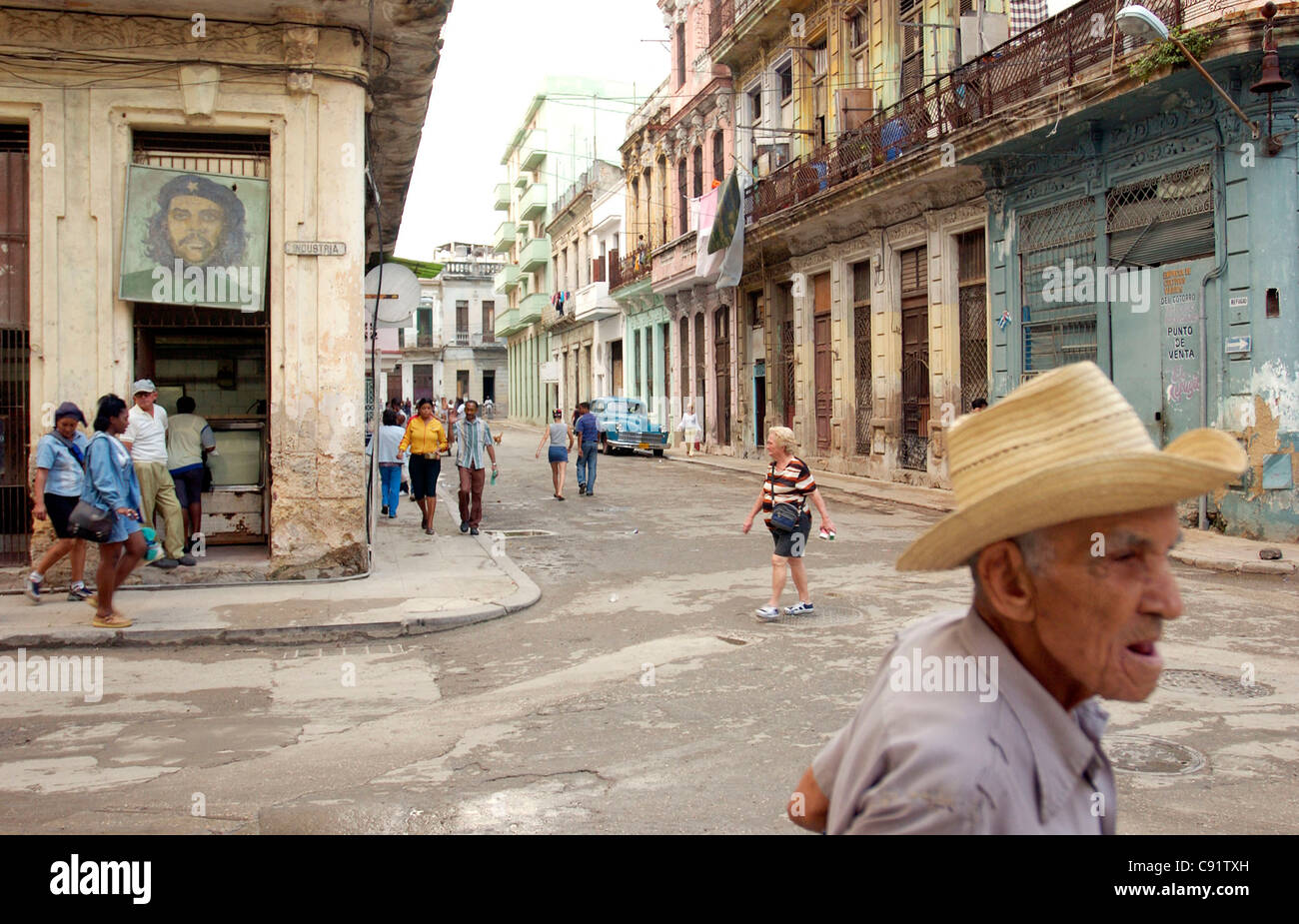 Cuban people and daily life in Centro Habana, Cuba Stock Photo - Alamy