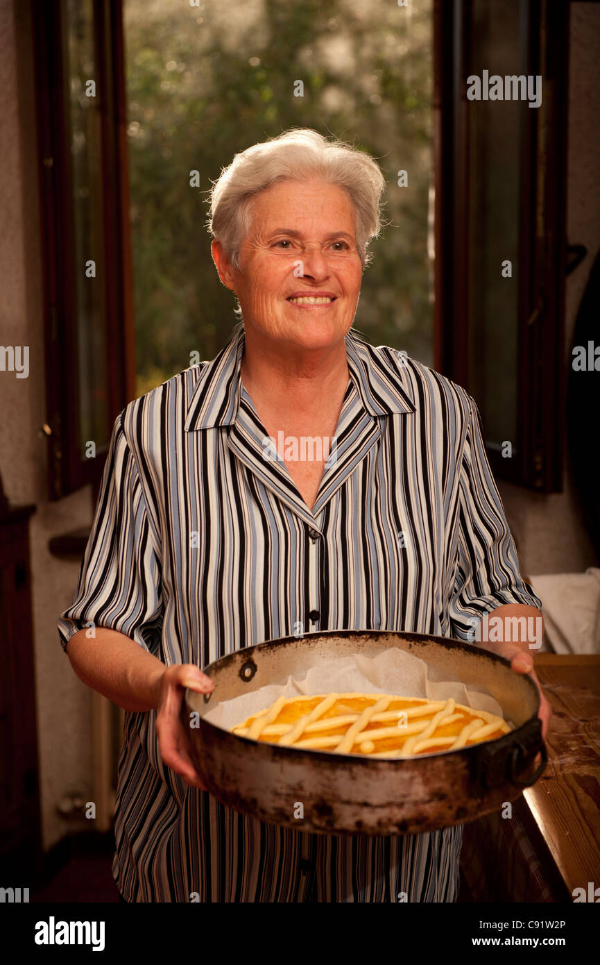 Italian woman holding home made traditional crostata pastry Stock Photo ...